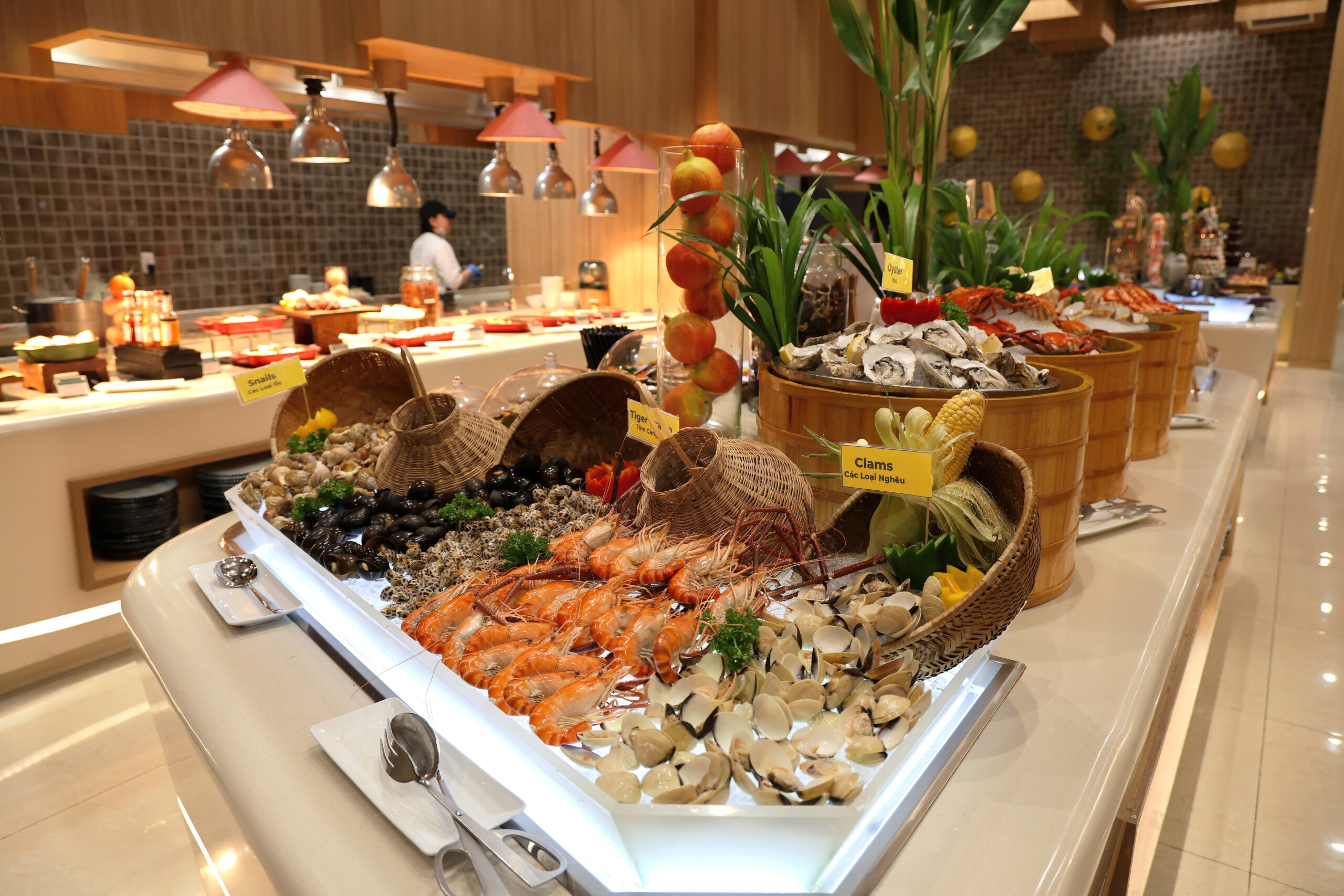 International & Seafood Buffet - Holiday Inn Saigon Airport